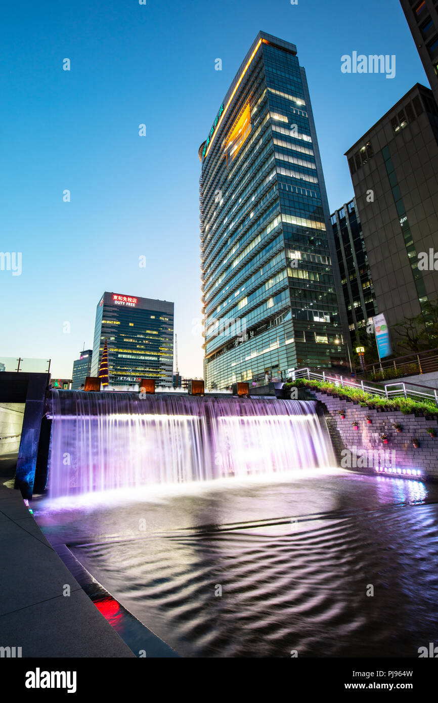 Cheonggyecheon stream park crowd people hi-res stock photography and ...