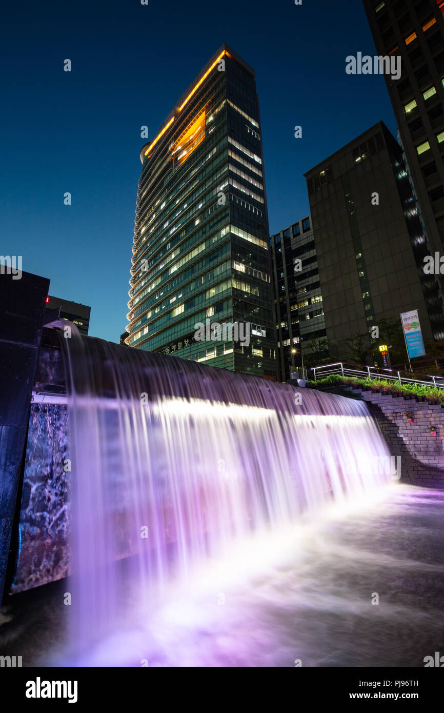 Cheonggyecheon stream park crowd hi-res stock photography and images ...