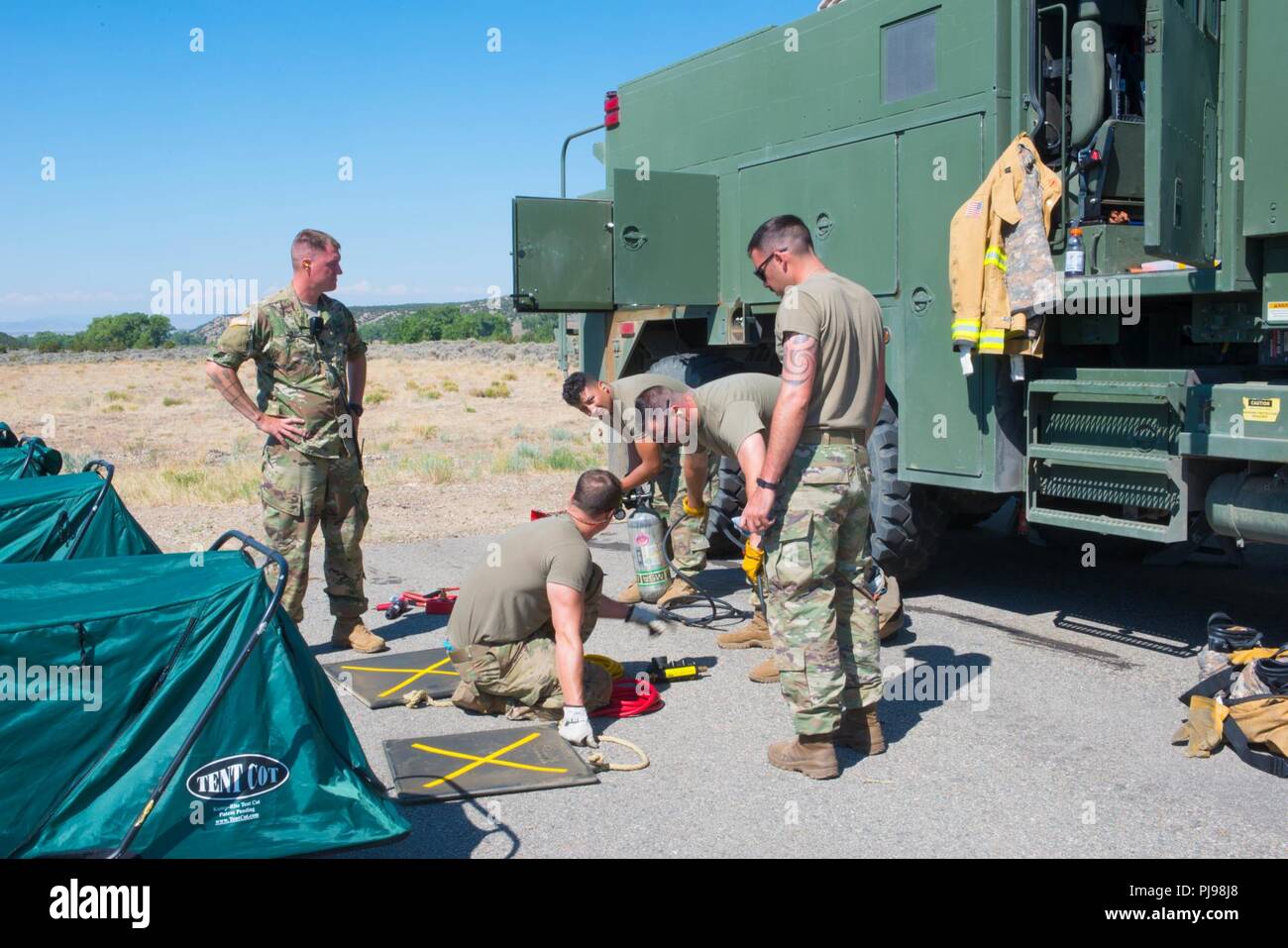 Firefighting helicopter tactical hi-res stock photography and images ...