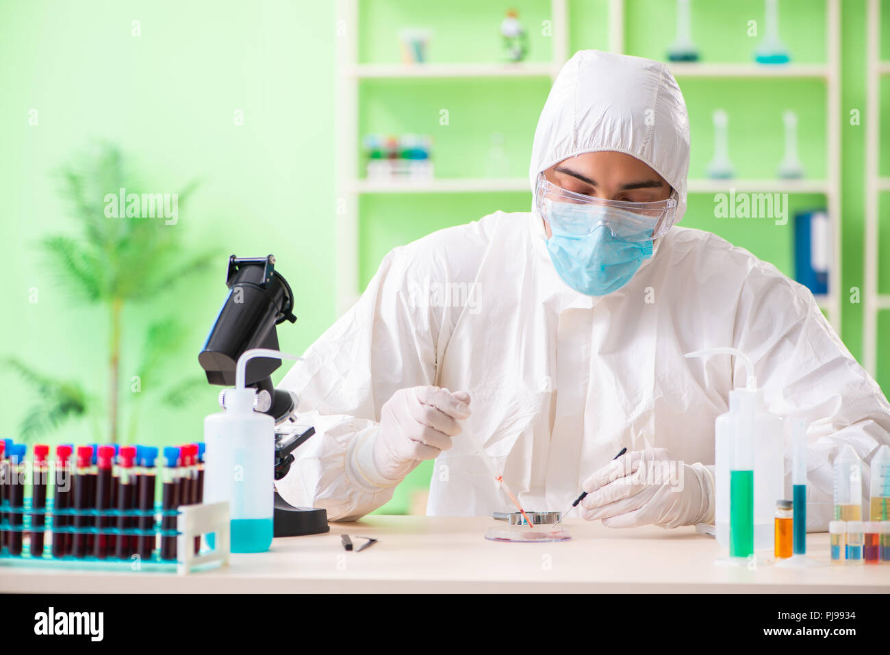 Chemist working in the lab on new experiment Stock Photo - Alamy