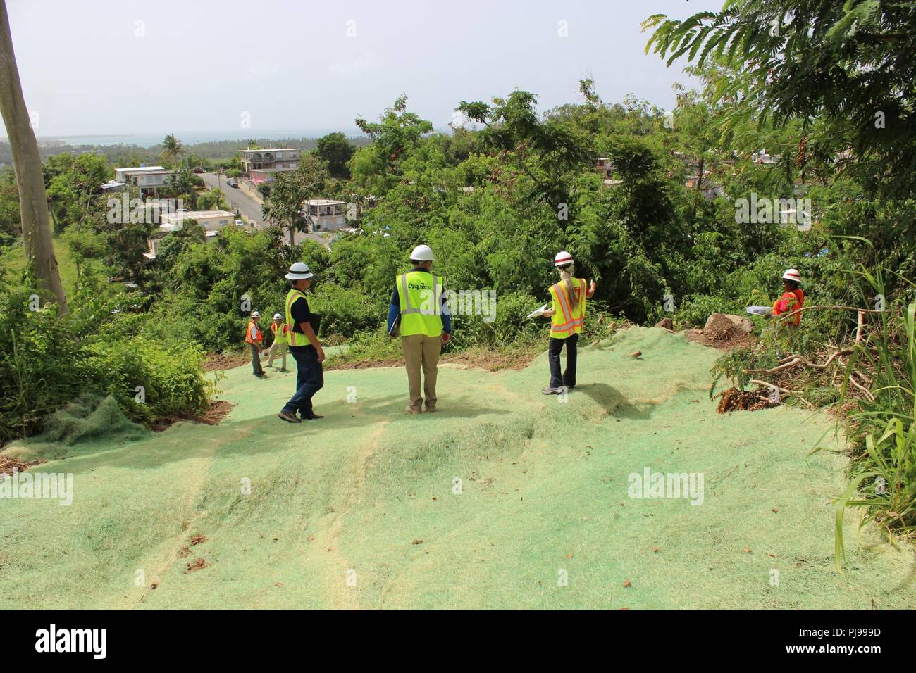 Members of the U.S. Army Corps of Engineers Task Force Puerto Rico ...