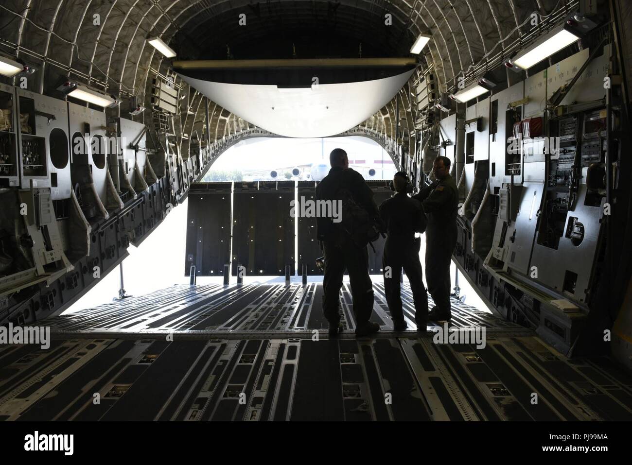 C 17 globemaster us loading hi-res stock photography and images - Alamy