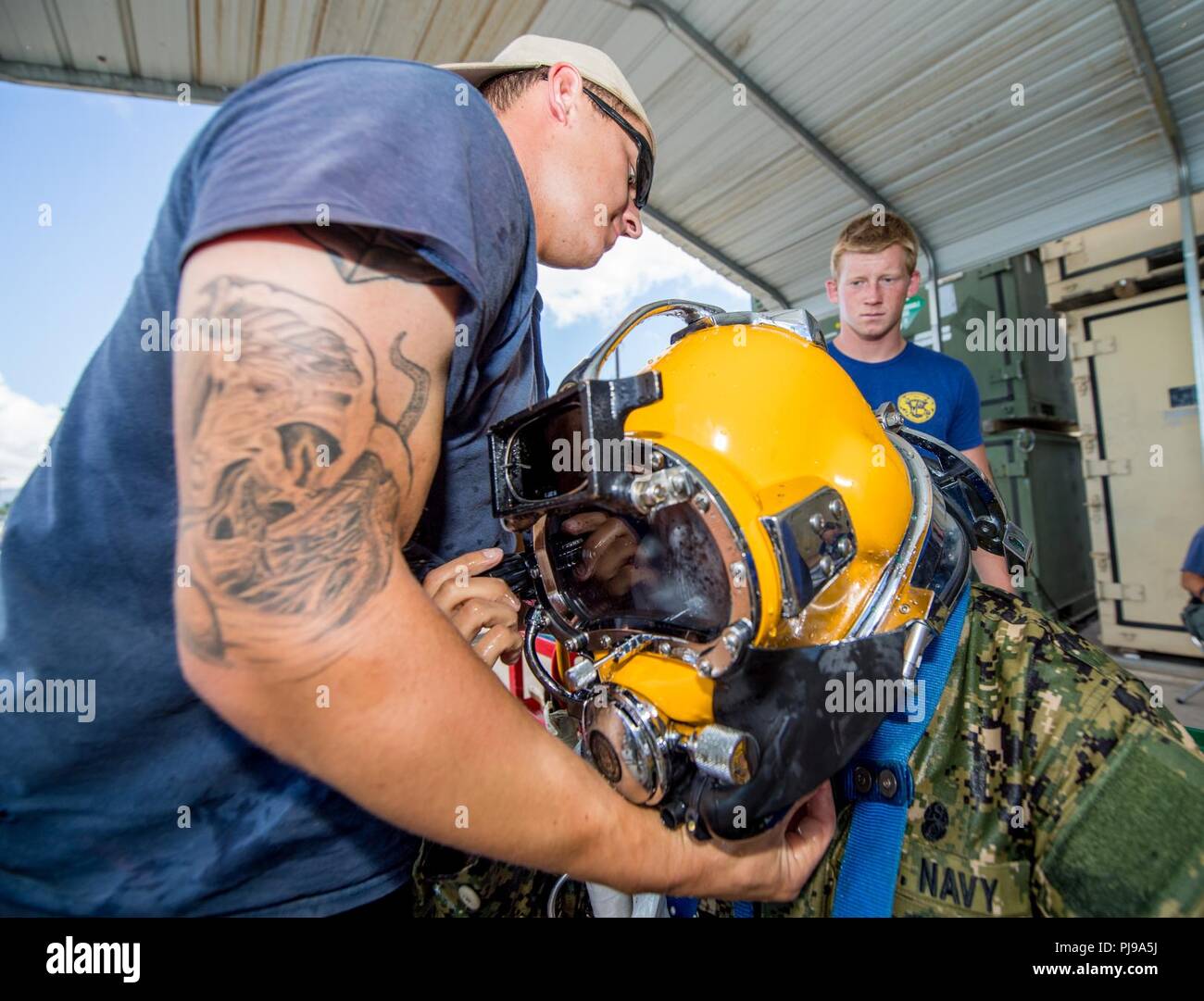 Us navy diving helmet hi-res stock photography and images - Alamy