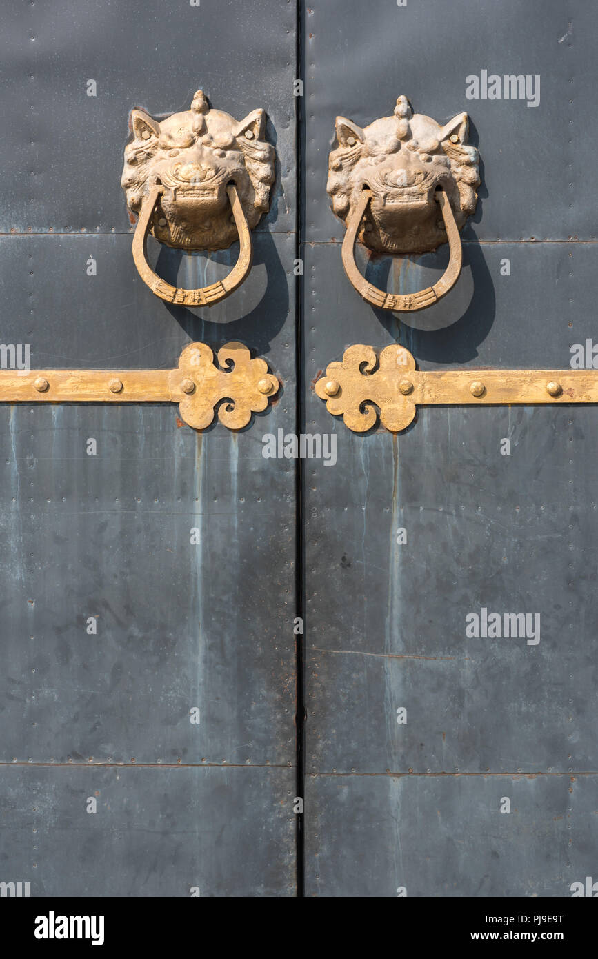 Grey gate hi-res stock photography and images - Alamy