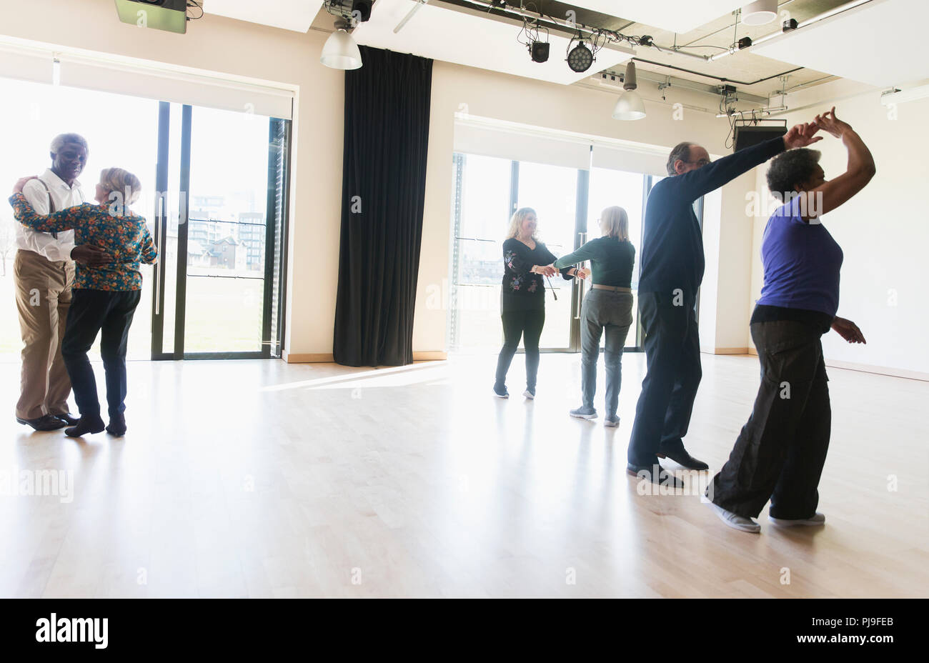 Dancing seniors hi-res stock photography and images - Alamy