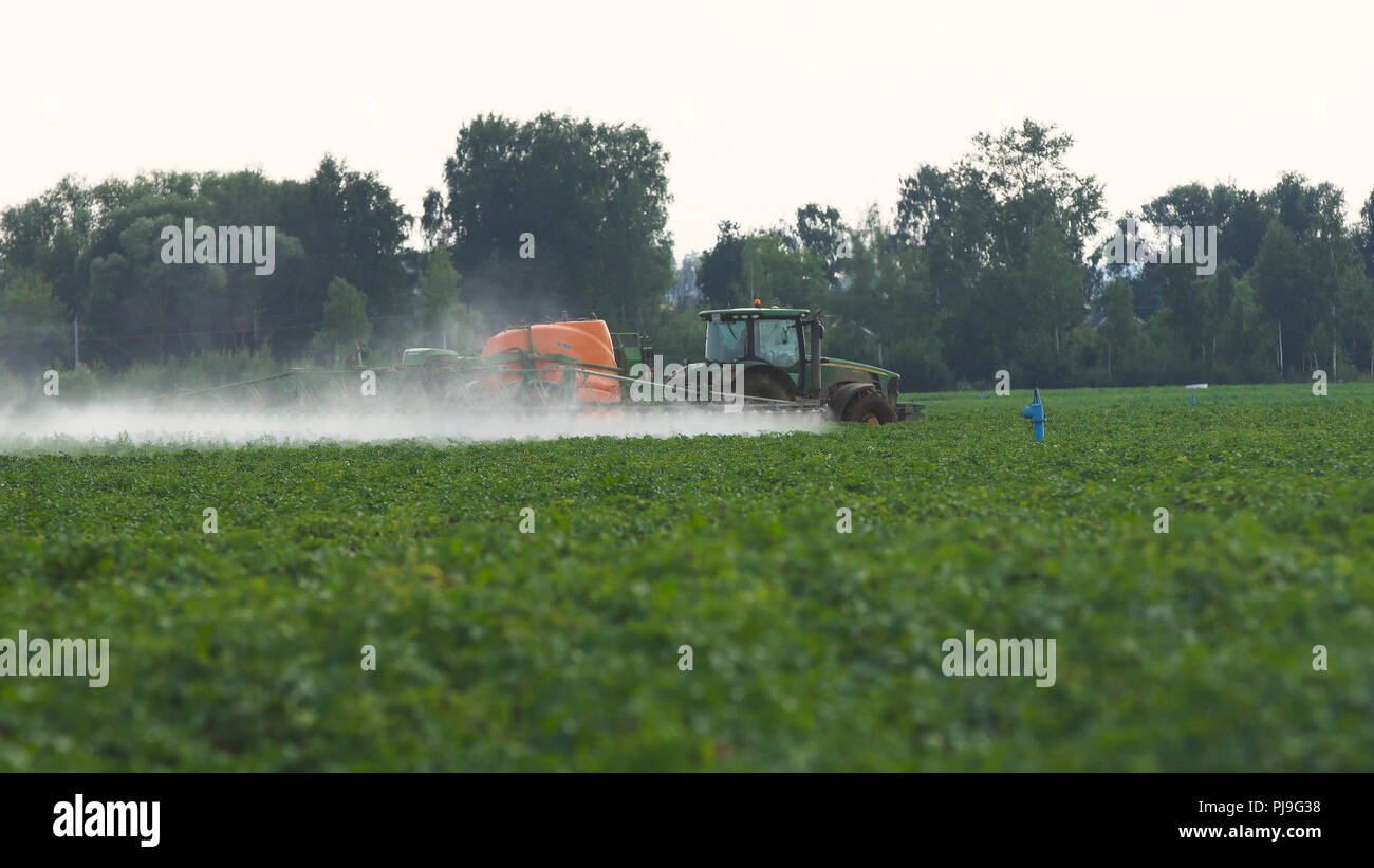 Farmer spraying weeds hi-res stock photography and images - Alamy