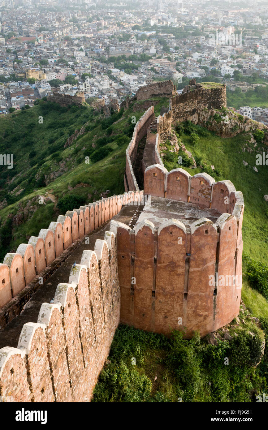 Nahargarh fort wall overlooking Jaipur, Rajasthan, India Stock Photo ...