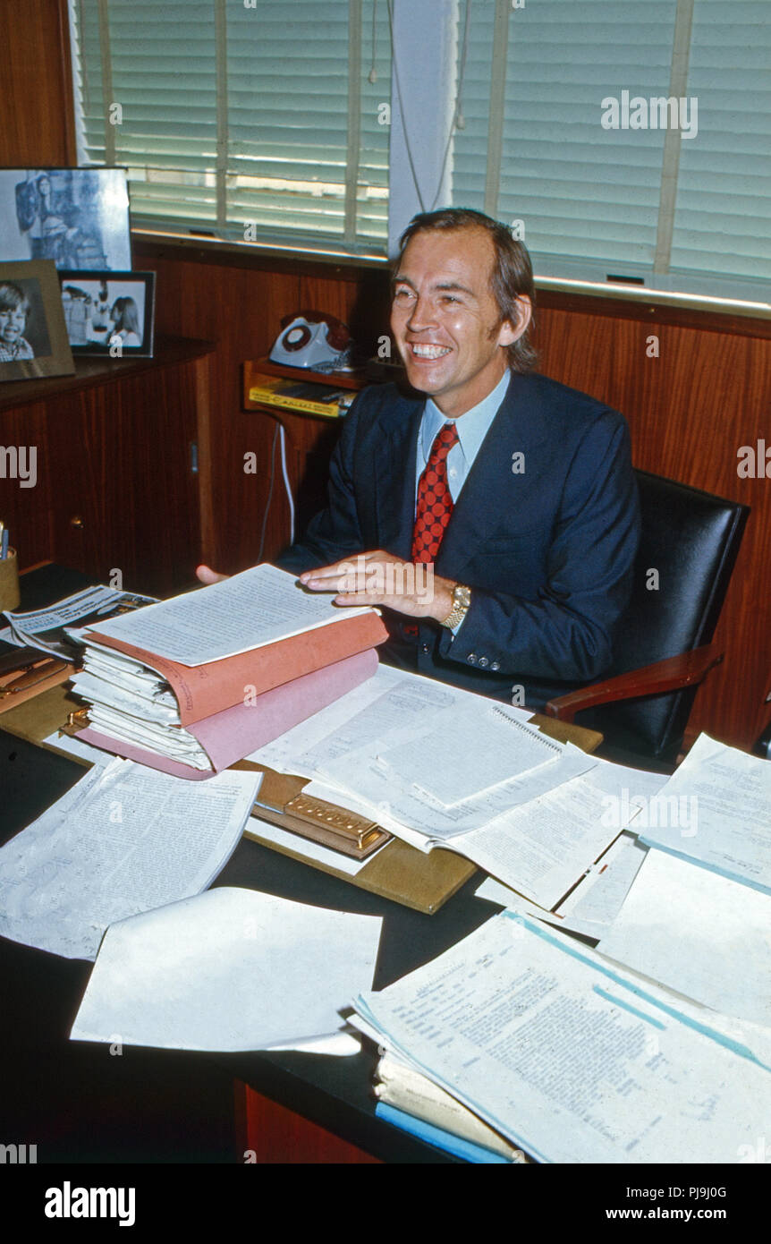 Der südafrikanische Herzchirurg Christiaan Barnard in seinem Büro in ...