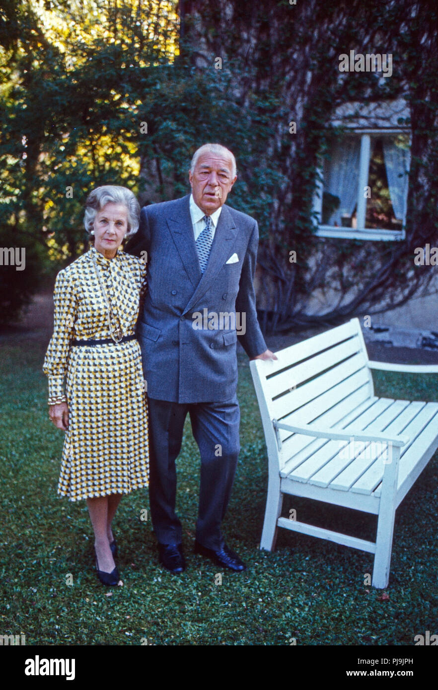 Prinz Bertil von Schweden mit Ehefrau Lillian im Garten der Villa ...