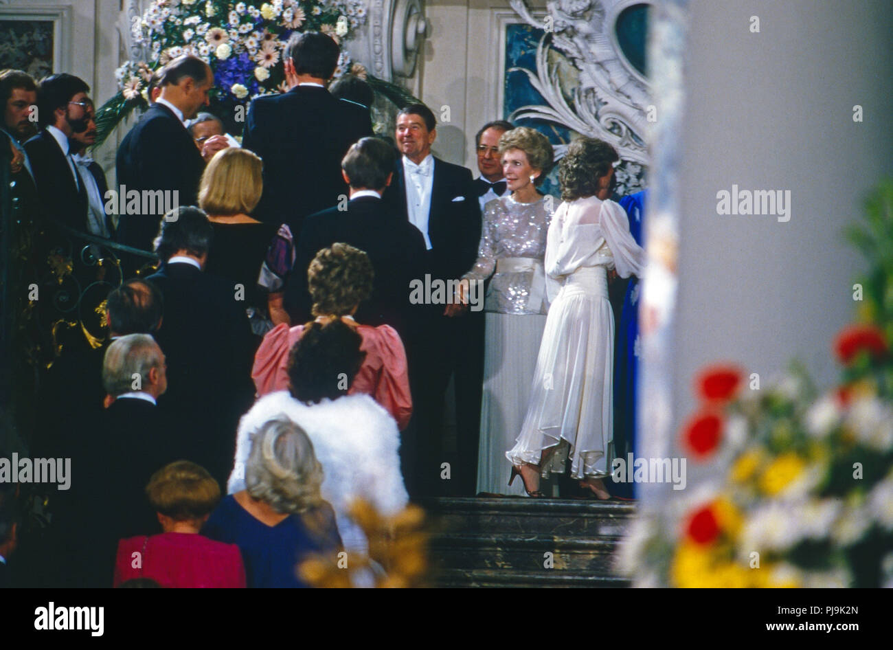 US Präsident Ronald Reagan und Ehefrau Nancy begrüßen die Ehrengäste ...