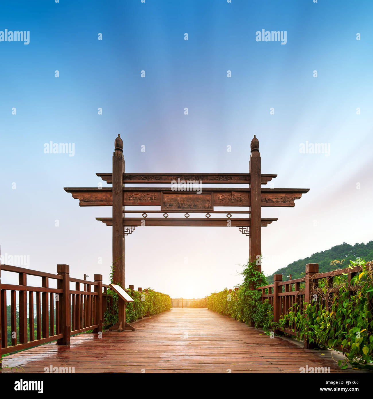 Wooden archway chinese architecture hi-res stock photography and images ...