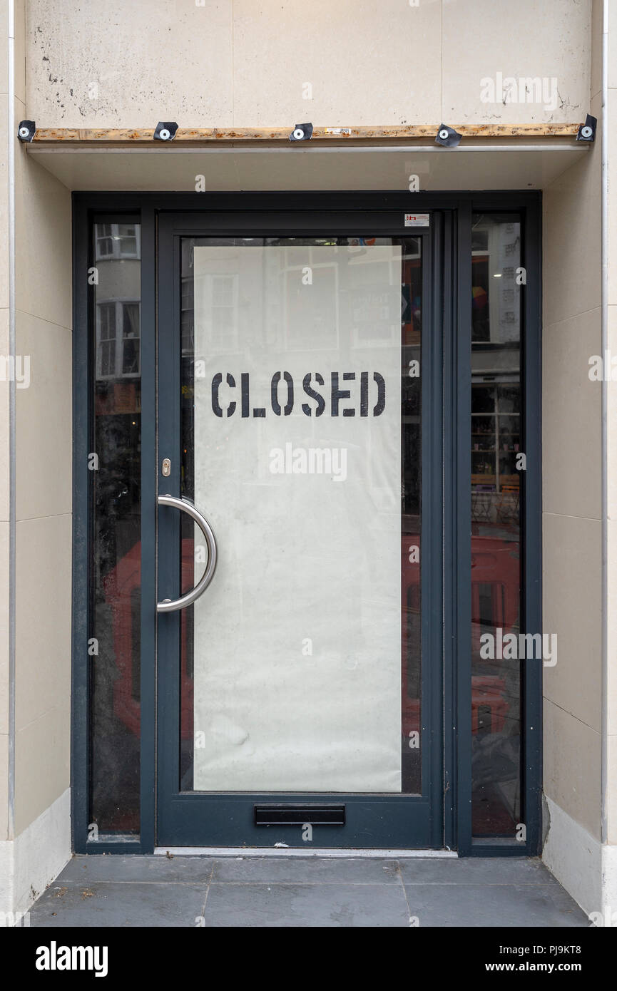 door with closed sign Stock Photo - Alamy
