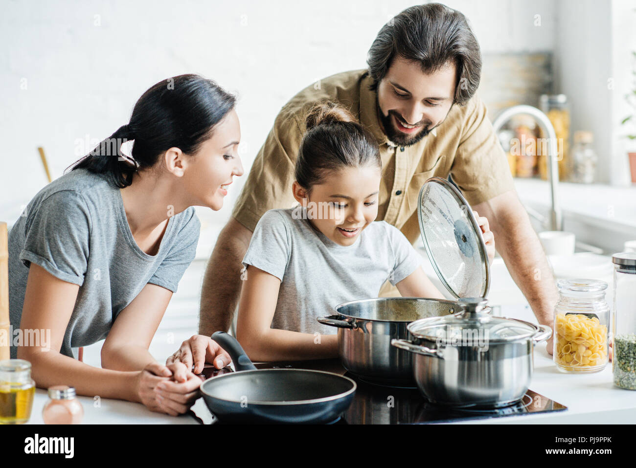 Family cooking hi-res stock photography and images - Alamy