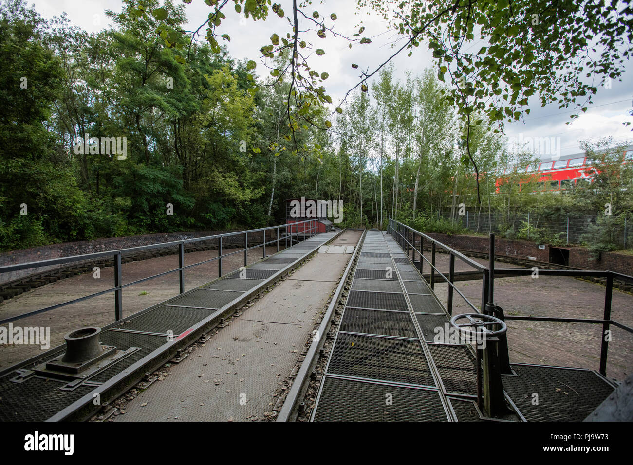 Disused turntable hi-res stock photography and images - Alamy