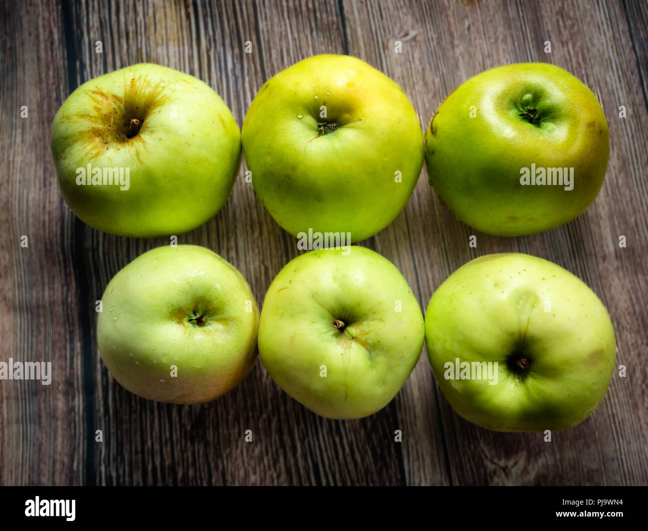 Fresh green apples ready to eat Stock Photo - Alamy