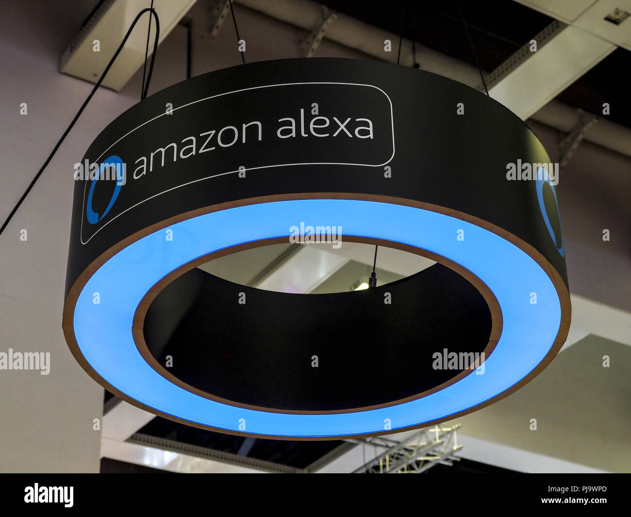 Amazon alexa hi-res stock photography and images - Alamy