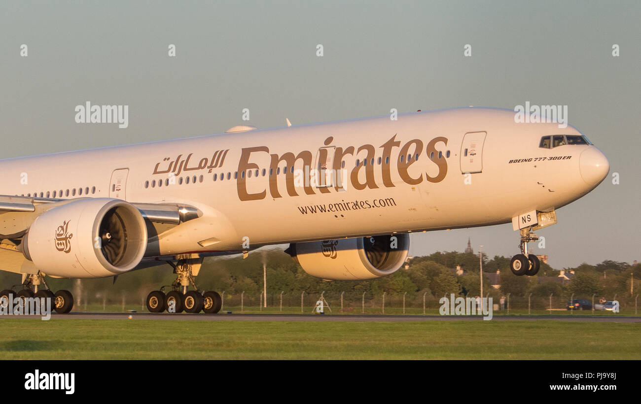 Emirates airlines boeing 777 plane landing glasgow hi-res stock ...