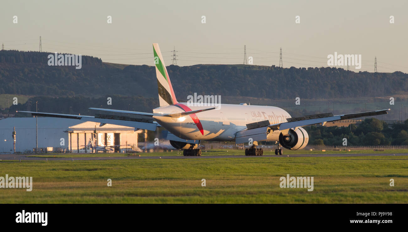 Emirates airlines boeing 777 plane landing glasgow hi-res stock ...