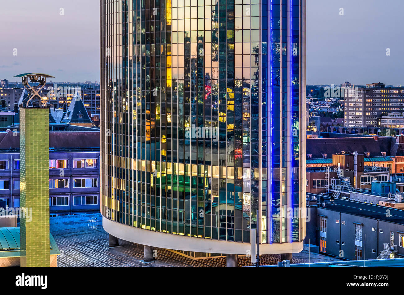 Curved glass facade hi-res stock photography and images - Alamy