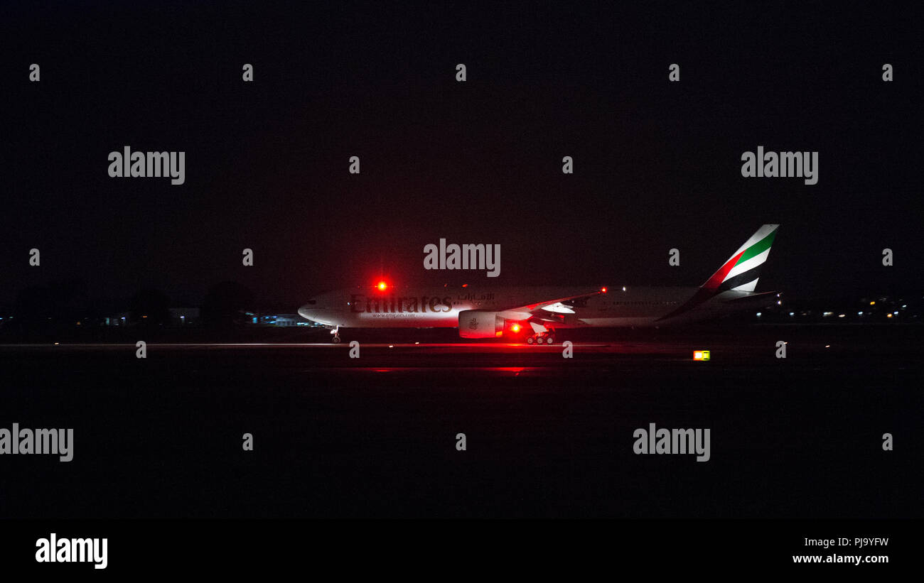 Emirates Airlines night flight departs Glasgow International Airport ...