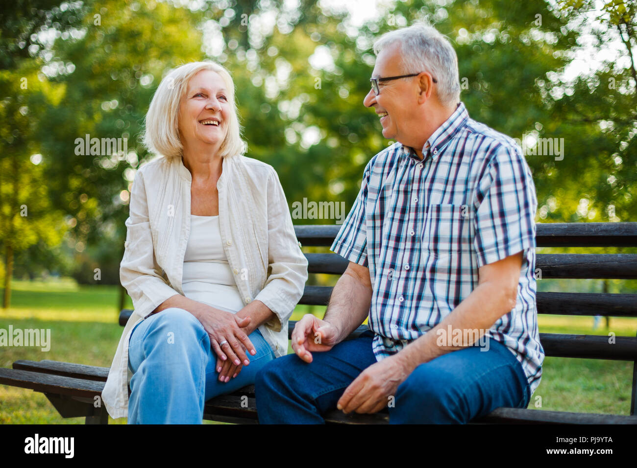 Talking to seniors hi-res stock photography and images - Alamy