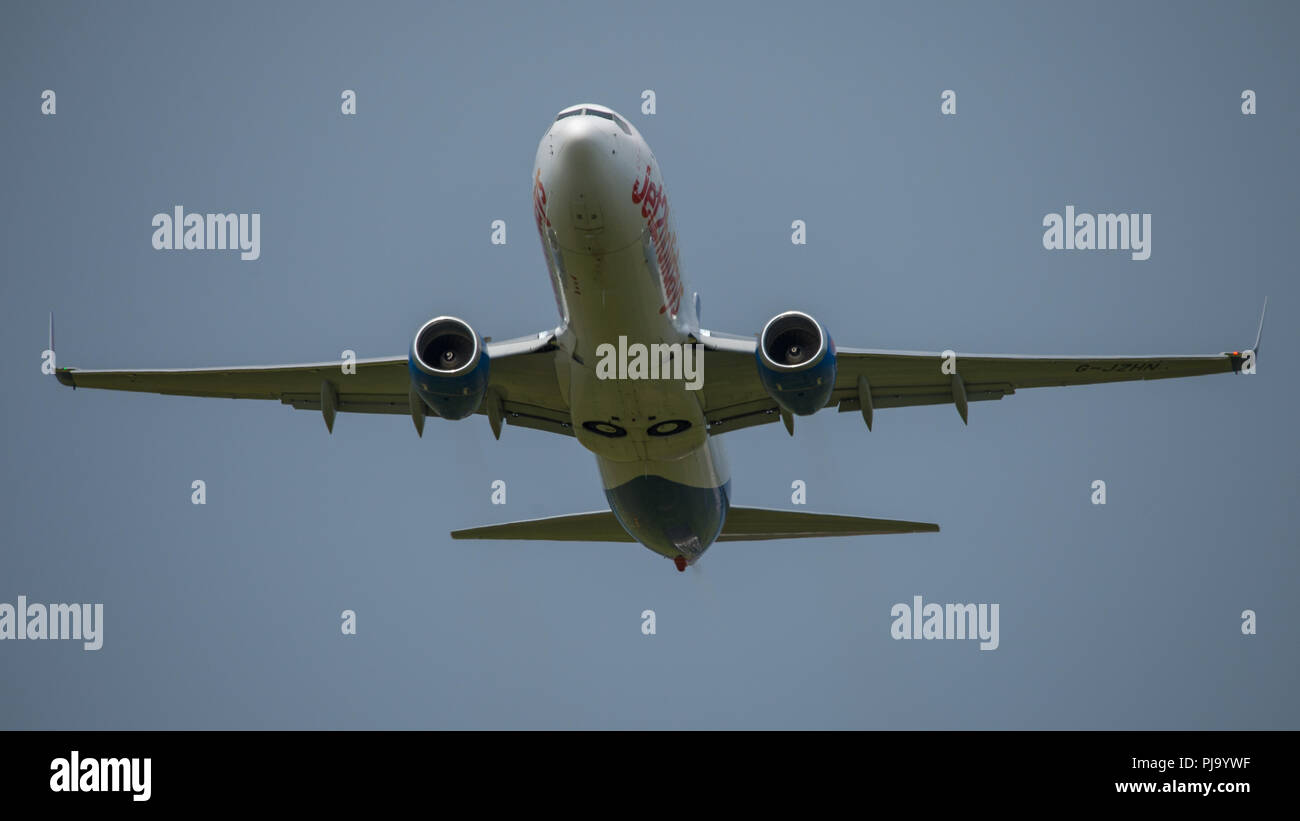 Jet2 plane sky hi-res stock photography and images - Alamy