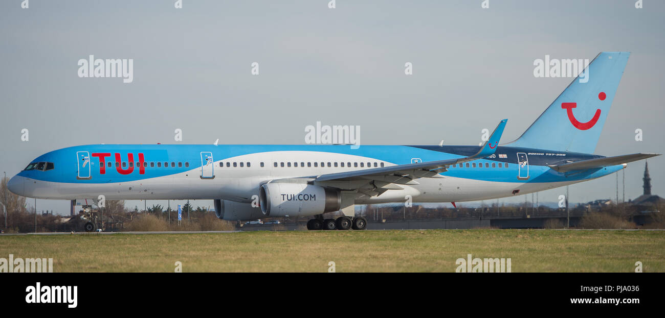 Boeing 757 aircraft jet engine hi-res stock photography and images - Alamy