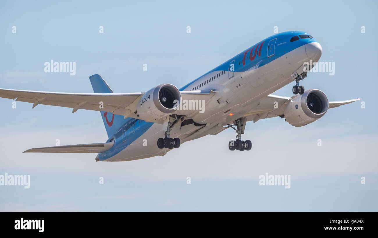 Tui planes glasgow airport hi-res stock photography and images - Alamy