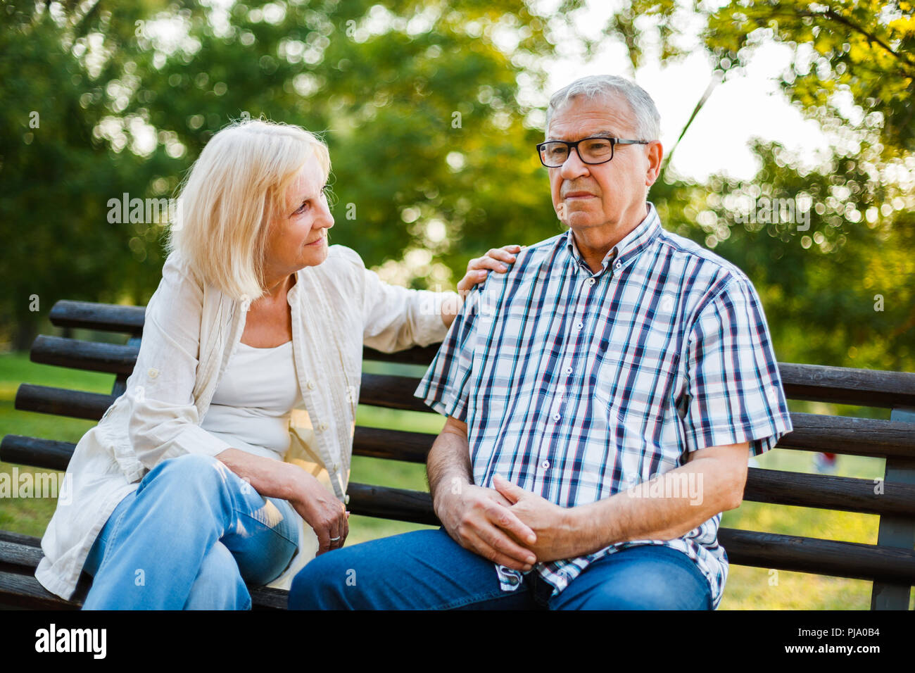 Outdoor couple sad talking hi-res stock photography and images - Alamy