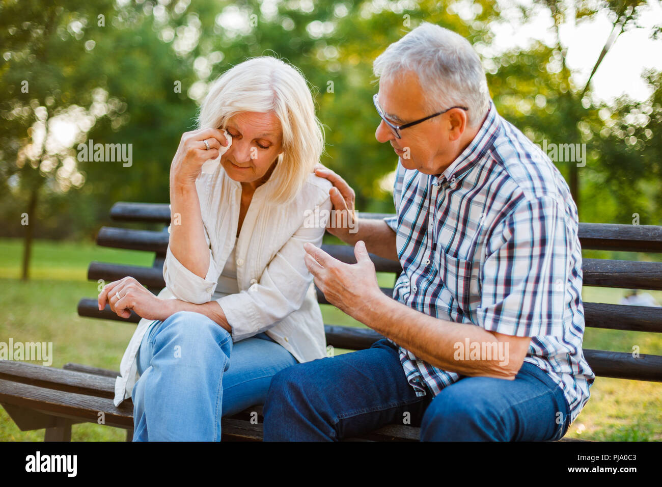 Man consoling sad woman hi-res stock photography and images - Alamy