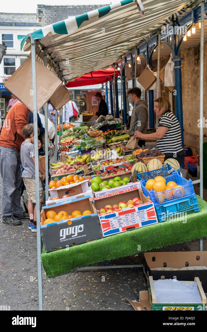 Fruit and vegetable stall at Stroud farmers market. Stroud ...