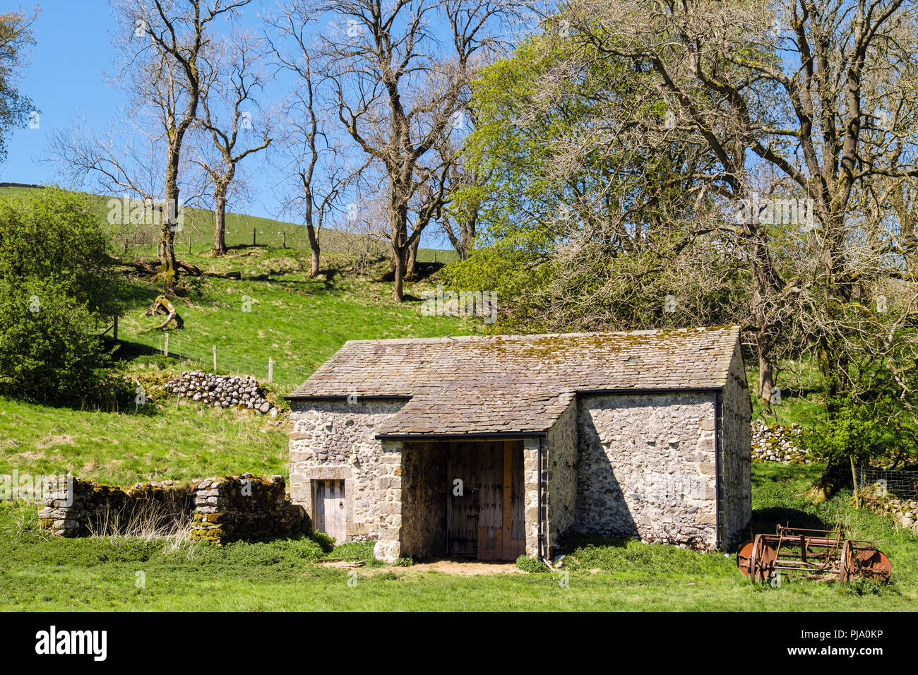 A traditional stone Yorkshire barn. Malham, Malhamdale, Yorkshire Dales ...