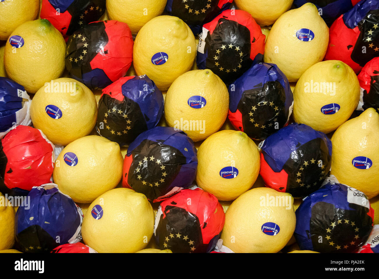 Box of lemons Stock Photo - Alamy