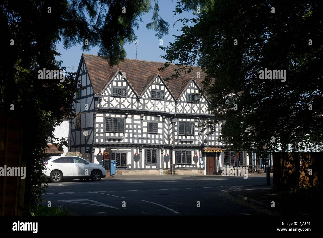 Tudor inn hi-res stock photography and images - Alamy