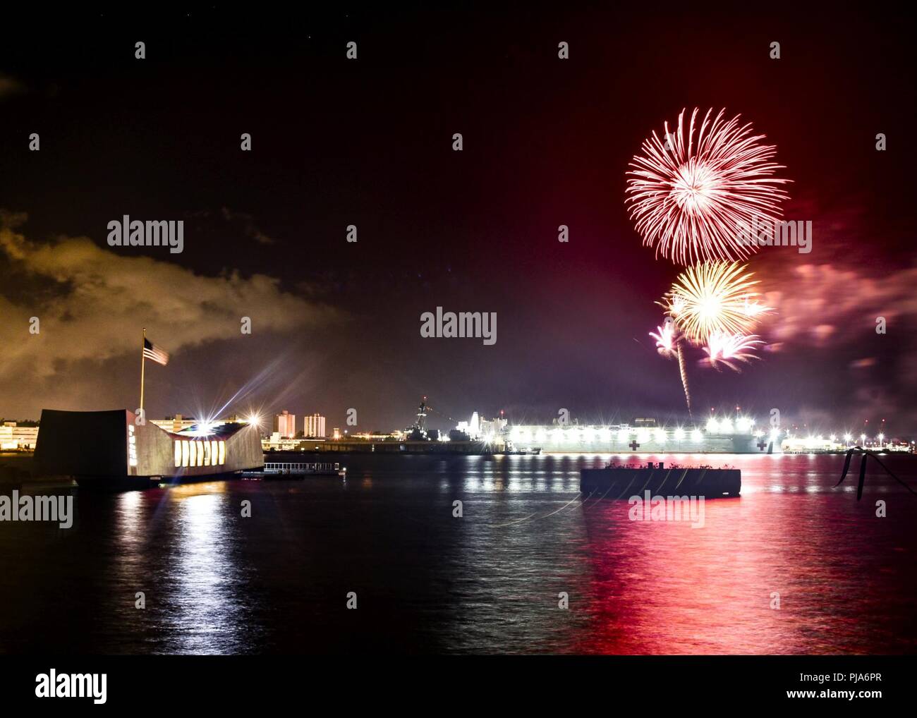 Fireworks over harbor usa hi-res stock photography and images - Alamy