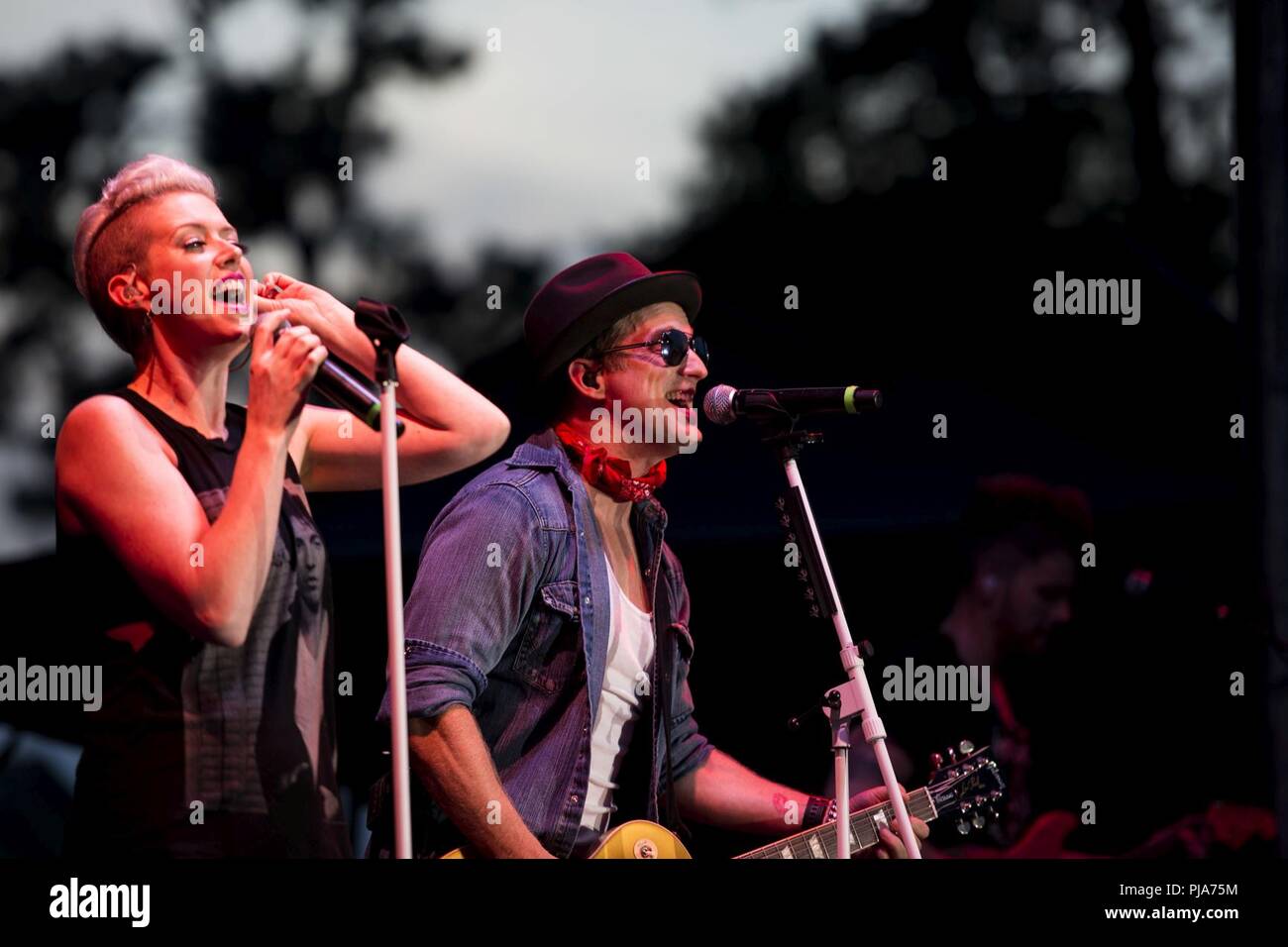Keifer, right, and Shawna Thompson, lead singers of country band ...