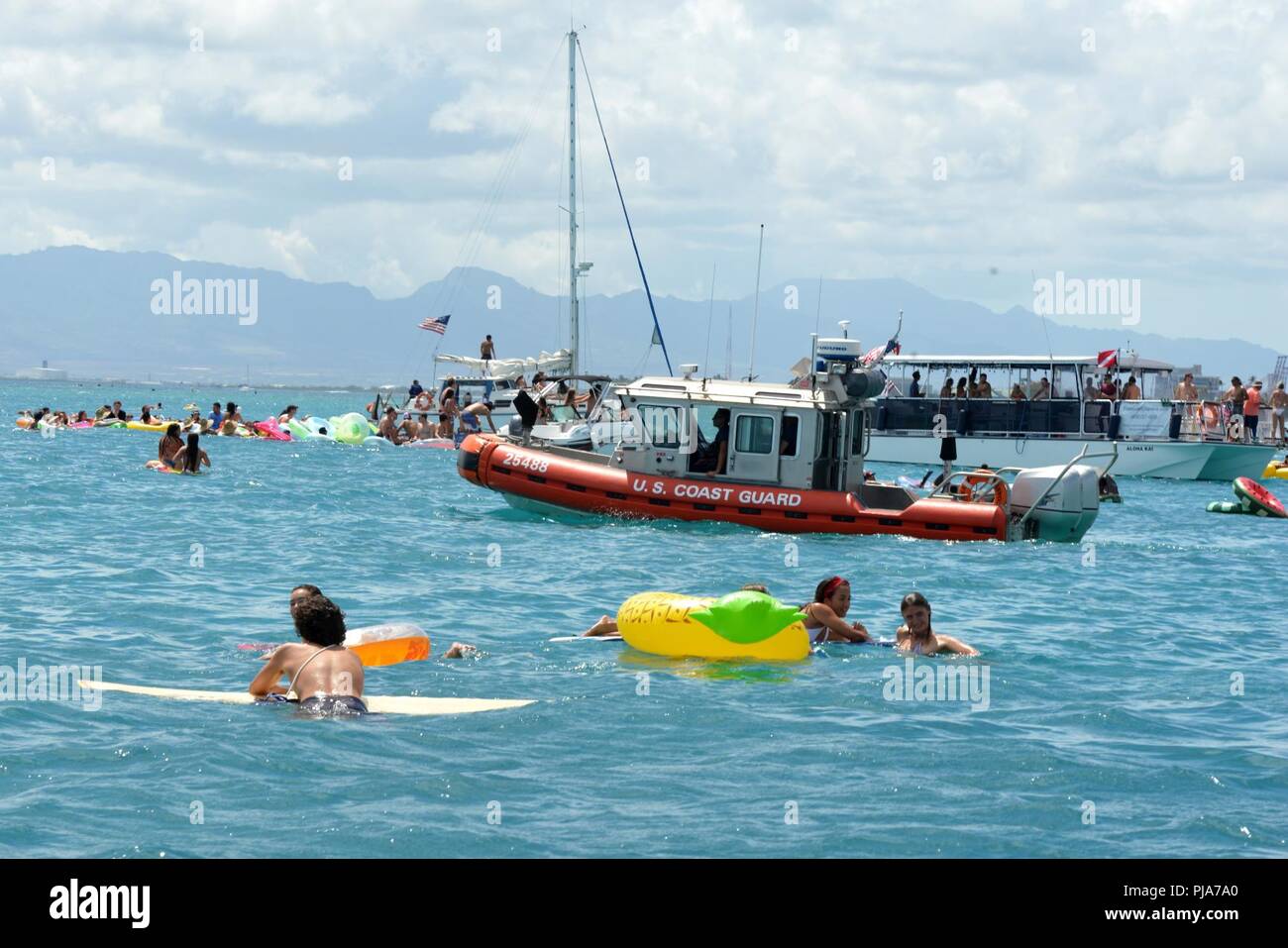25 foot coast guard boat hi-res stock photography and images - Alamy