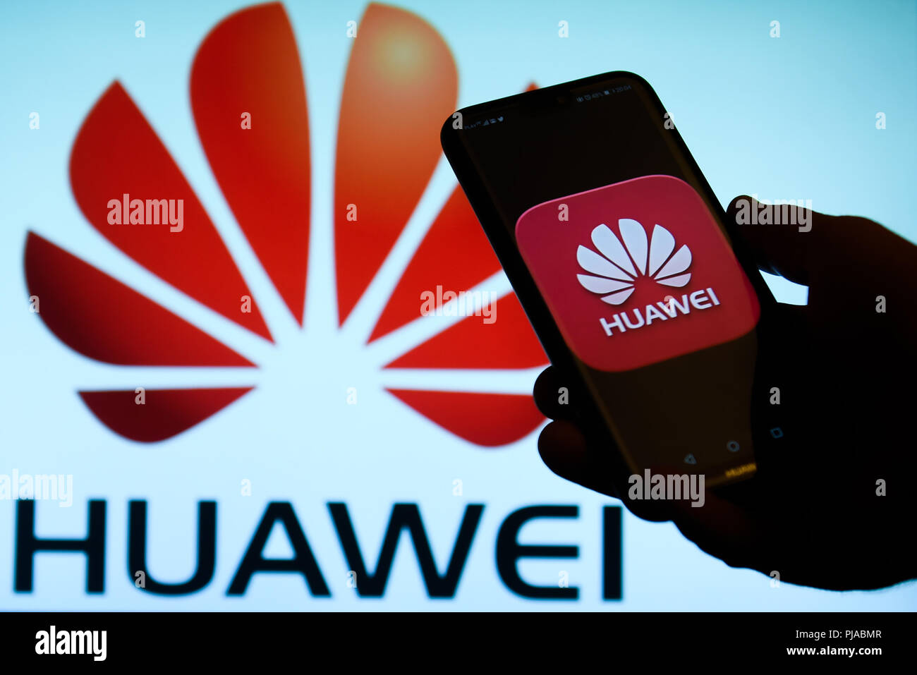 Huawei logo hi-res stock photography and images - Alamy