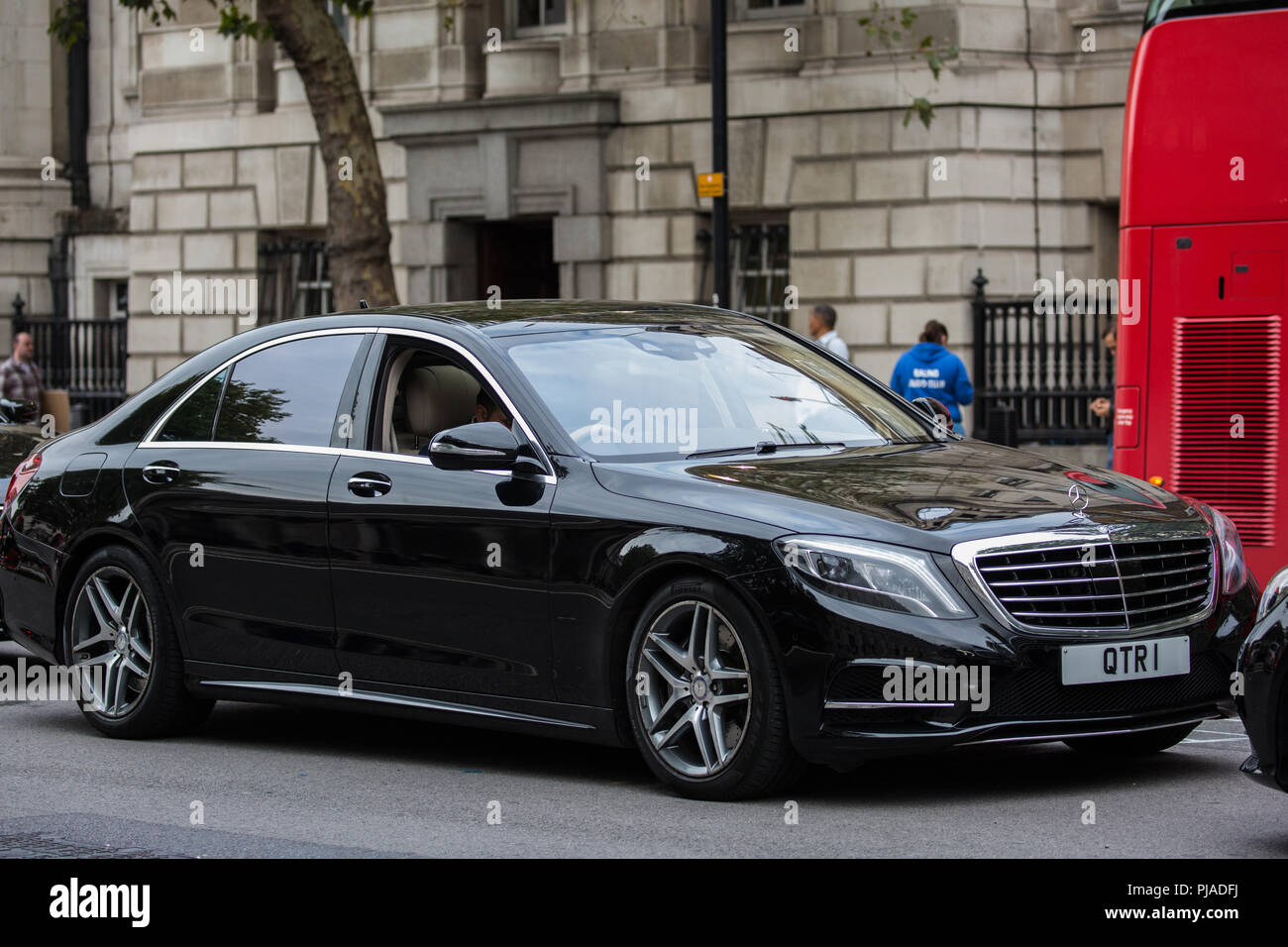 Row of limousines hi-res stock photography and images - Alamy
