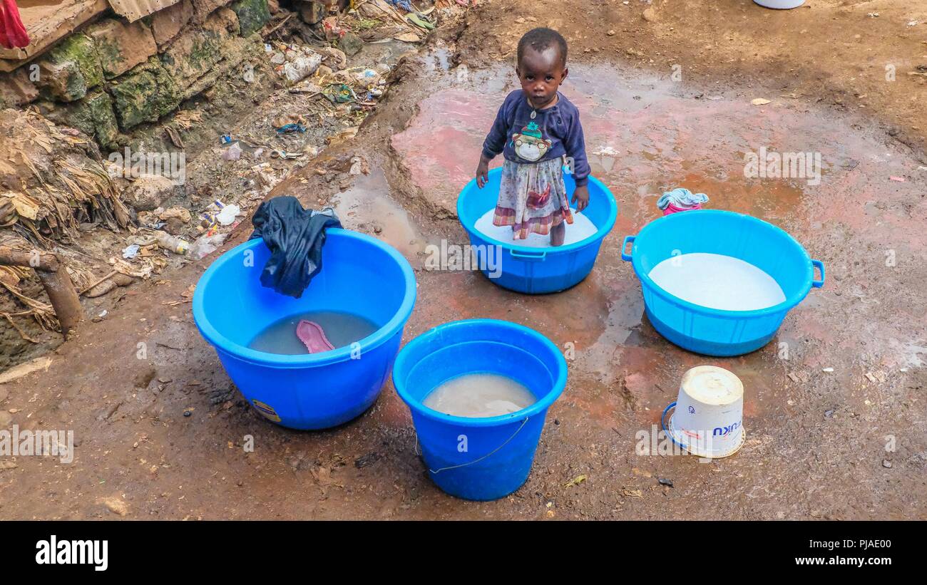 Nairobi, Kenya. 28th Mar, 2018. A young girl seen playing in her mum's ...
