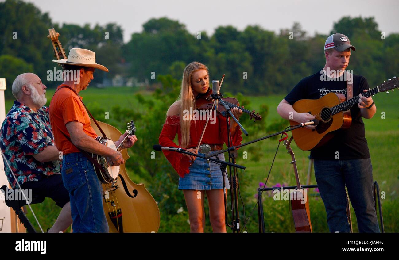 Bluegrass fiddle music hi-res stock photography and images - Alamy