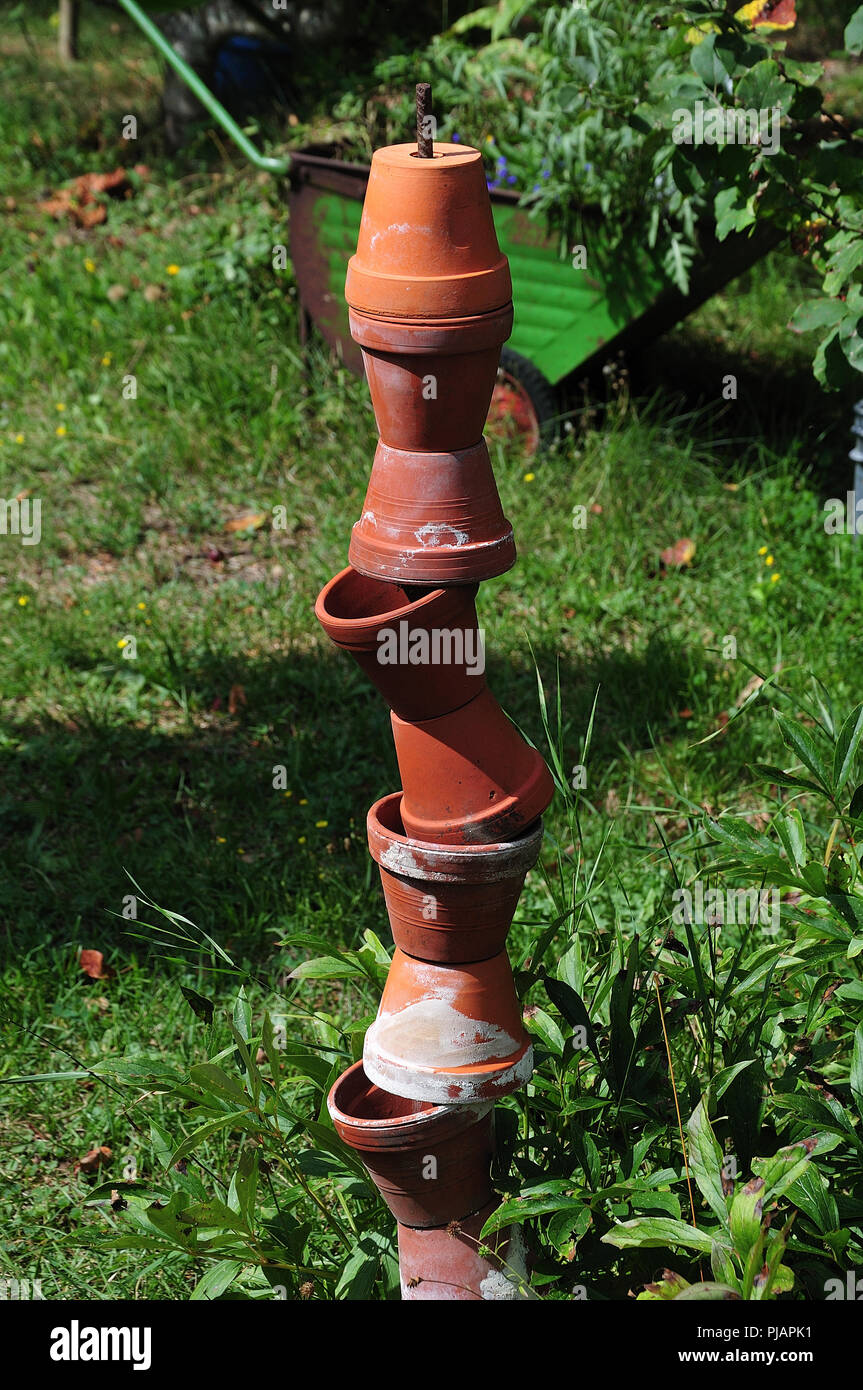 Recycling terracotta pots hi-res stock photography and images - Alamy