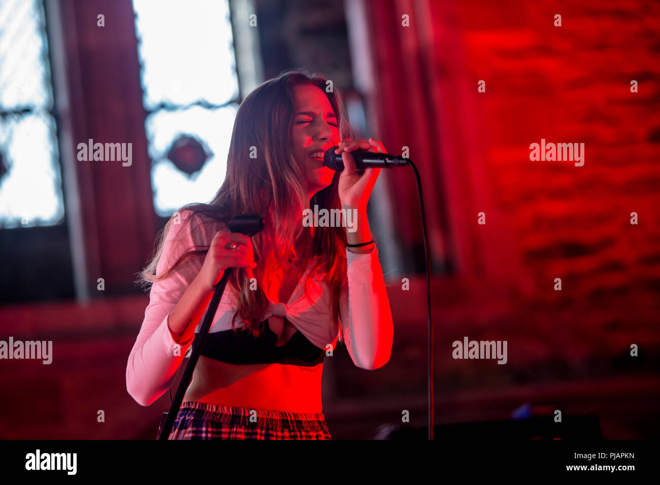 Cloves singer hi-res stock photography and images - Alamy