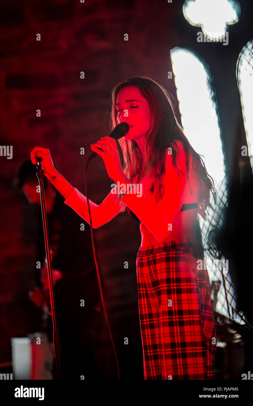 Cloves singer hi-res stock photography and images - Alamy