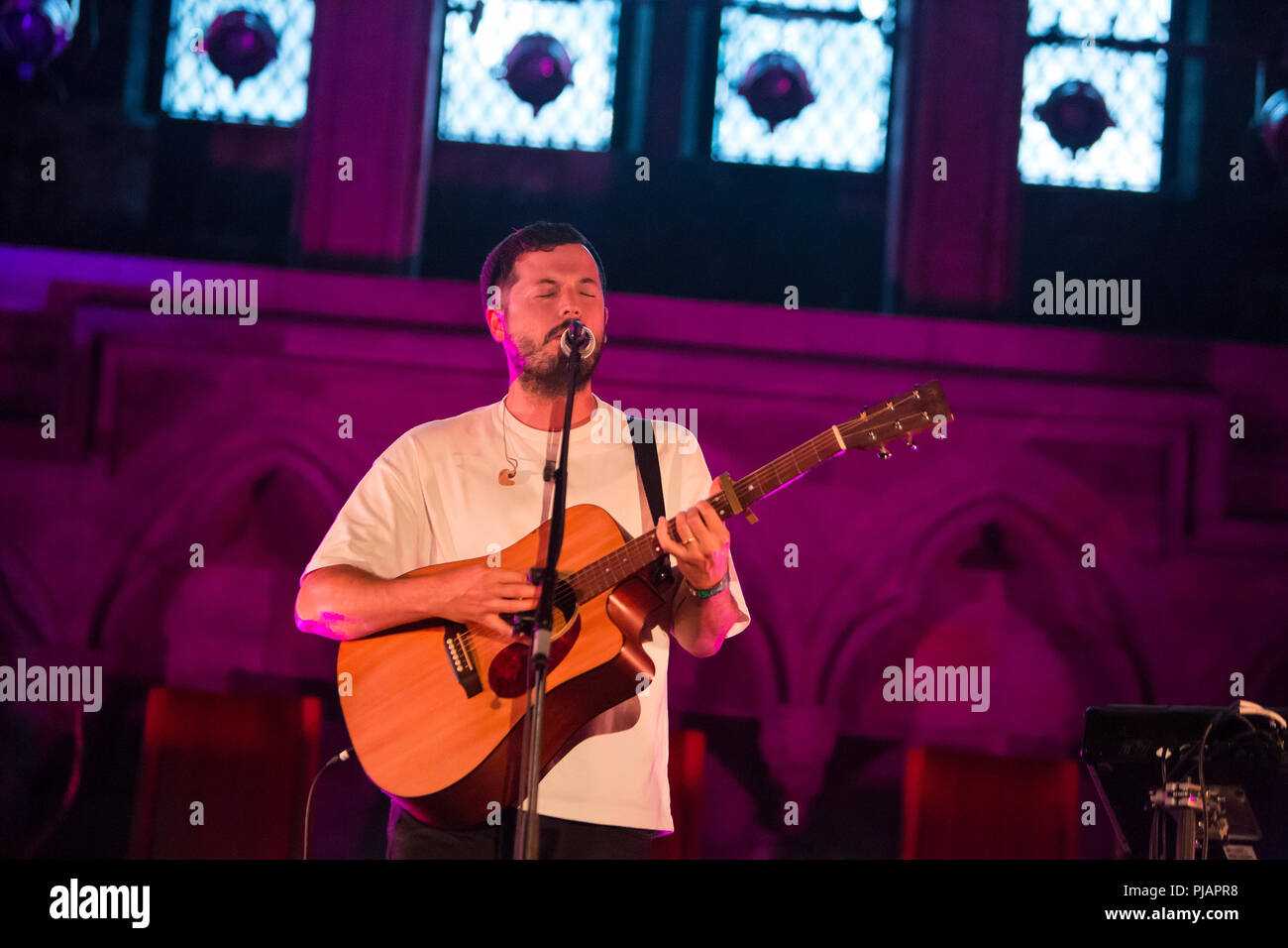 Syml singer hi-res stock photography and images - Alamy