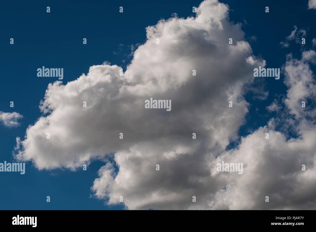 Fractious cloud hi-res stock photography and images - Alamy