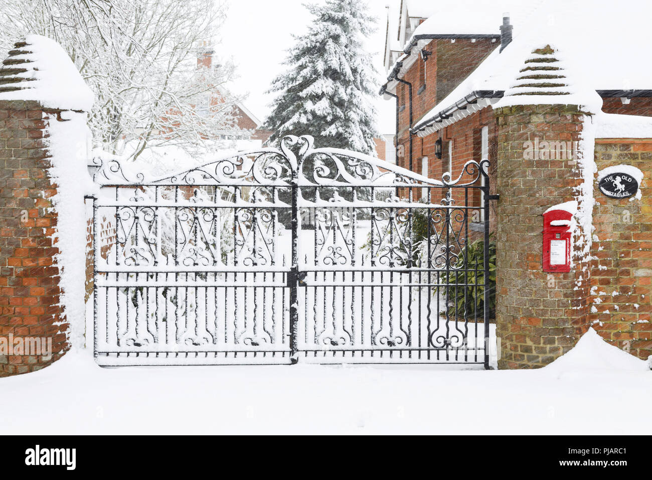 English mansion house gates hi-res stock photography and images - Alamy