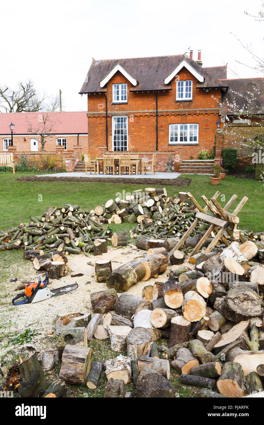 Firewood house hi-res stock photography and images - Alamy