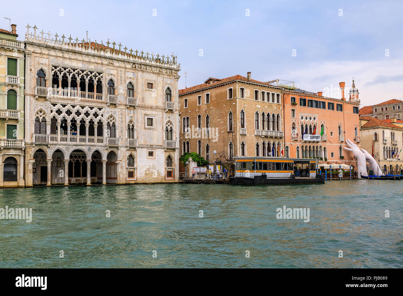Gondolas and boats along the picturesque building facades on the Grand ...
