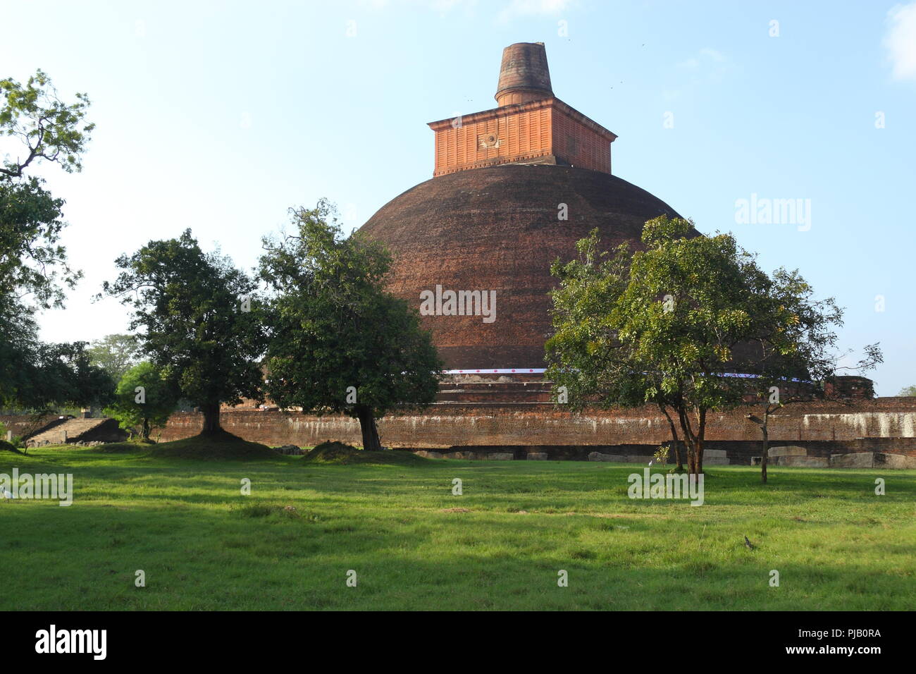 Big buddhist stupa in Anuradhapura (Sri Lanka Stock Photo - Alamy